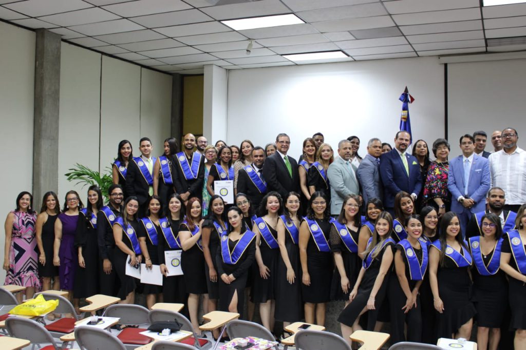 Graduación exitosa de 75 médicos especialistas en el Hospital Regional ...